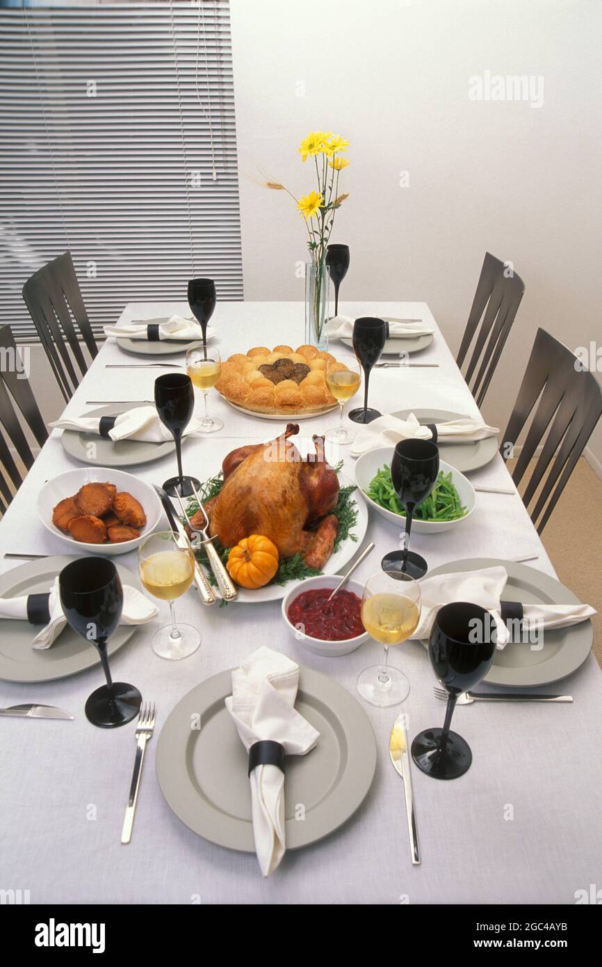 A classy Thanksgiving feast Stock Photo - Alamy