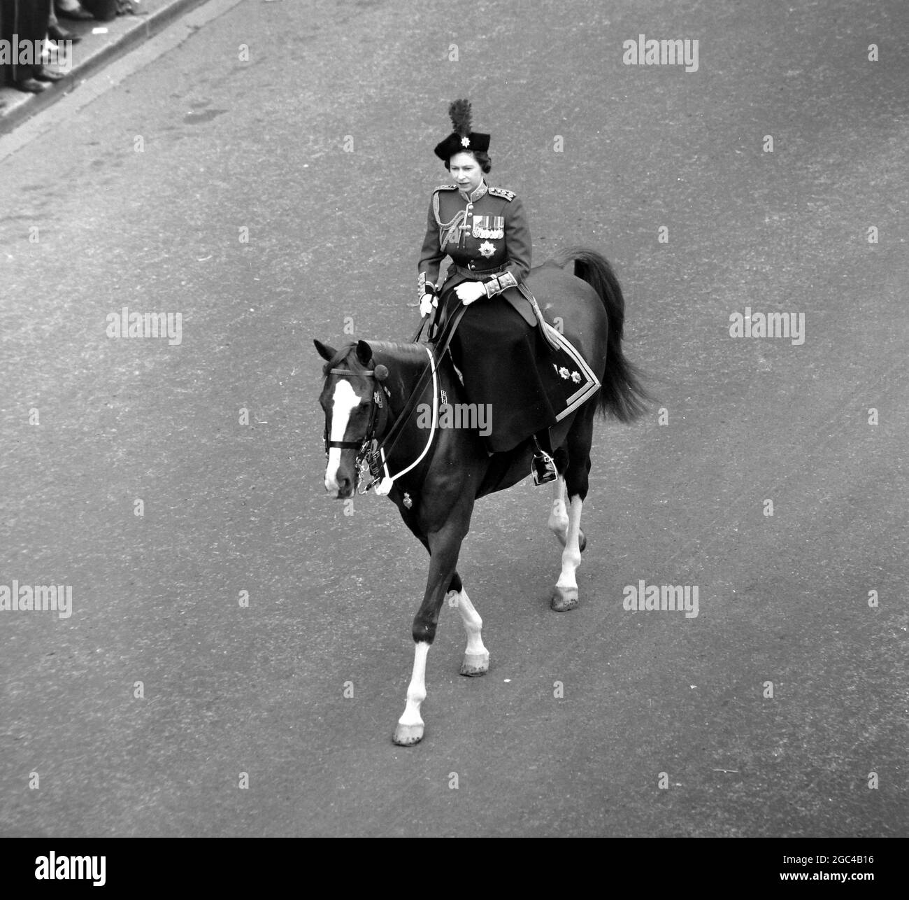 Queen elizabeth ii riding a horse hi-res stock photography and images ...