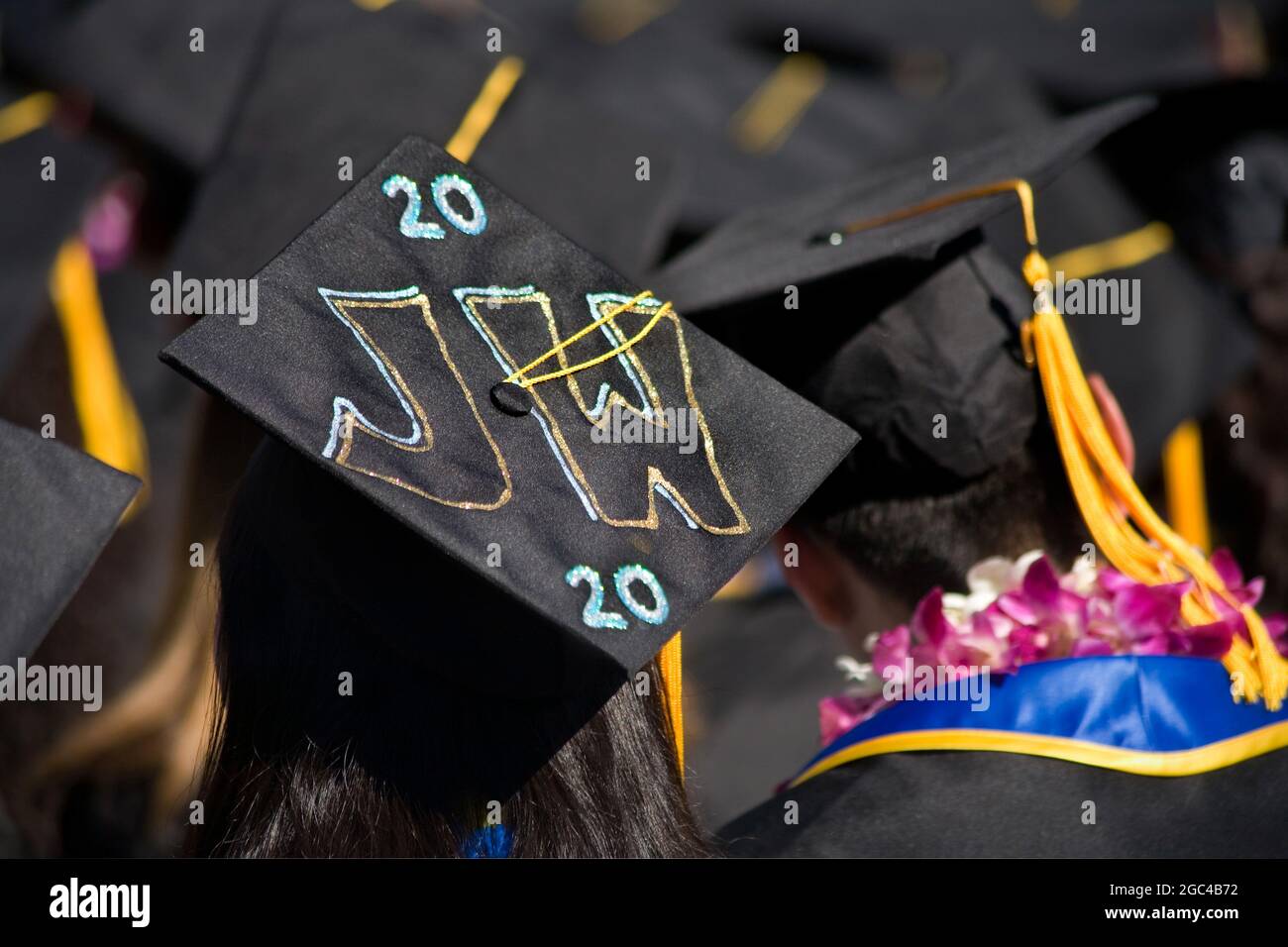 A girl decorates her graduation cap H Stock Photo - Alamy