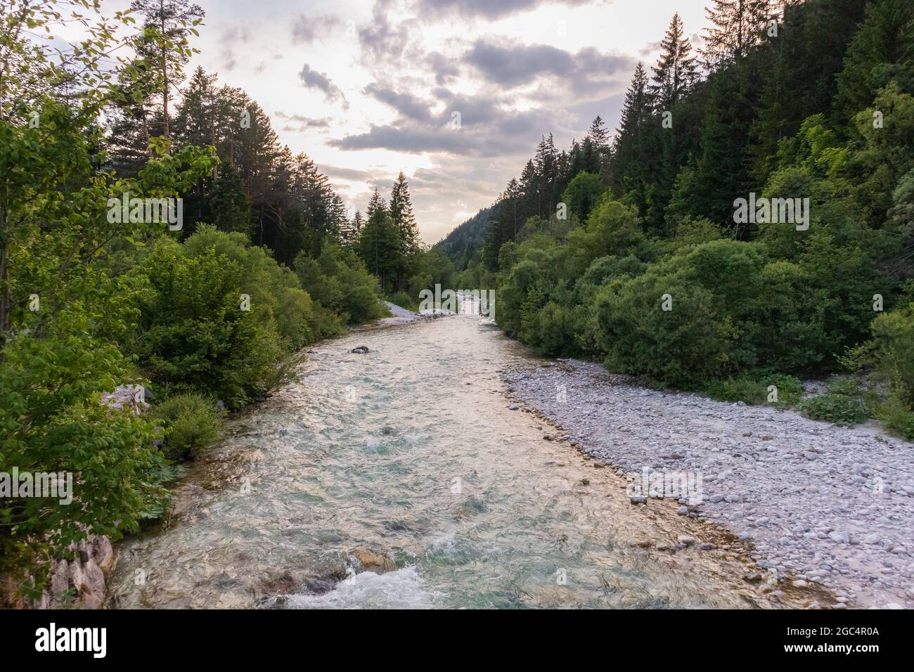 Green forest blue river hi-res stock photography and images - Alamy