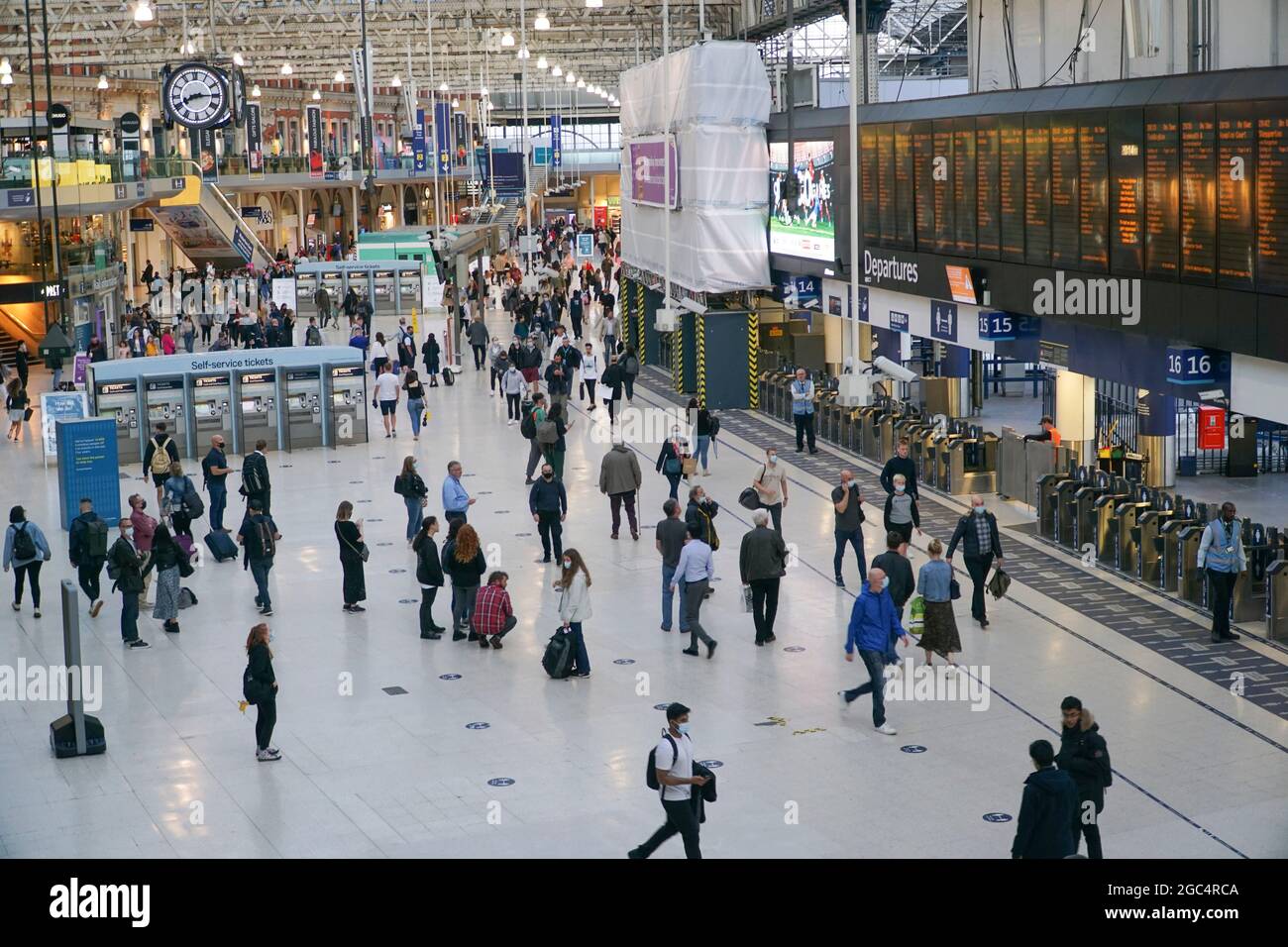 The concourse londons waterloo station hi-res stock photography and ...