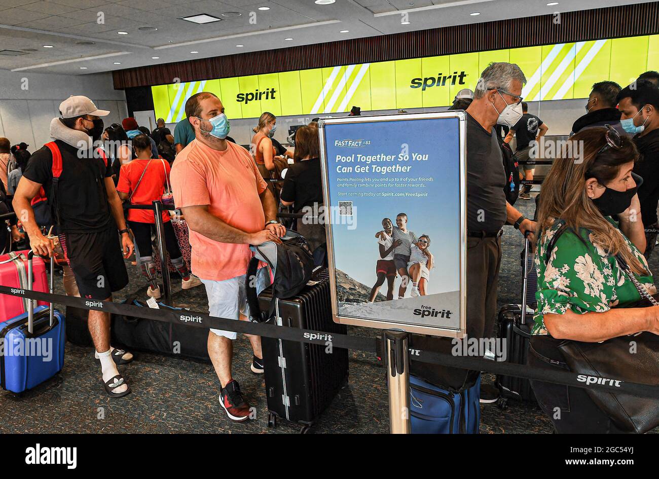 Orlando, United States. 06th Aug, 2021. Passengers wait in line at the ...