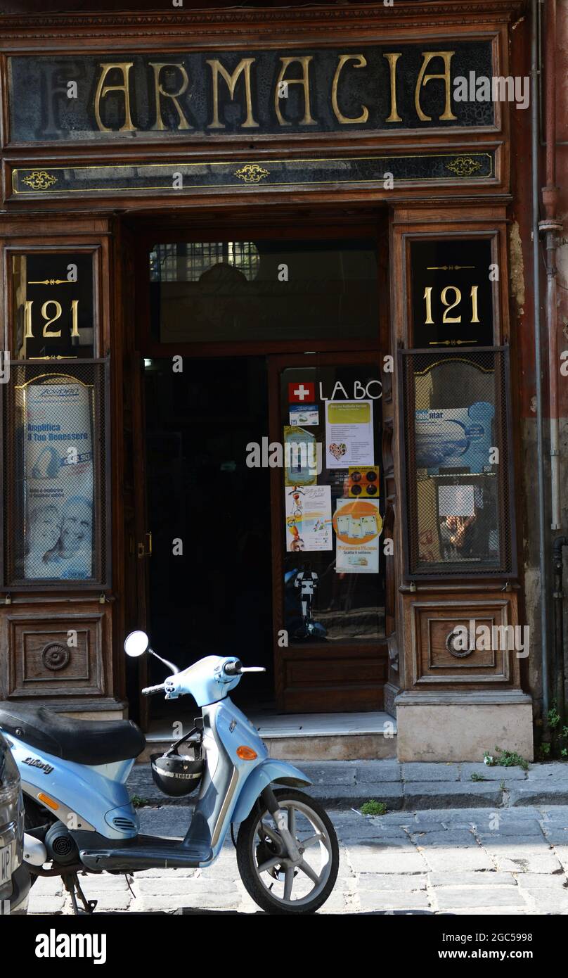 Italy farmacia hi-res stock photography and images - Alamy