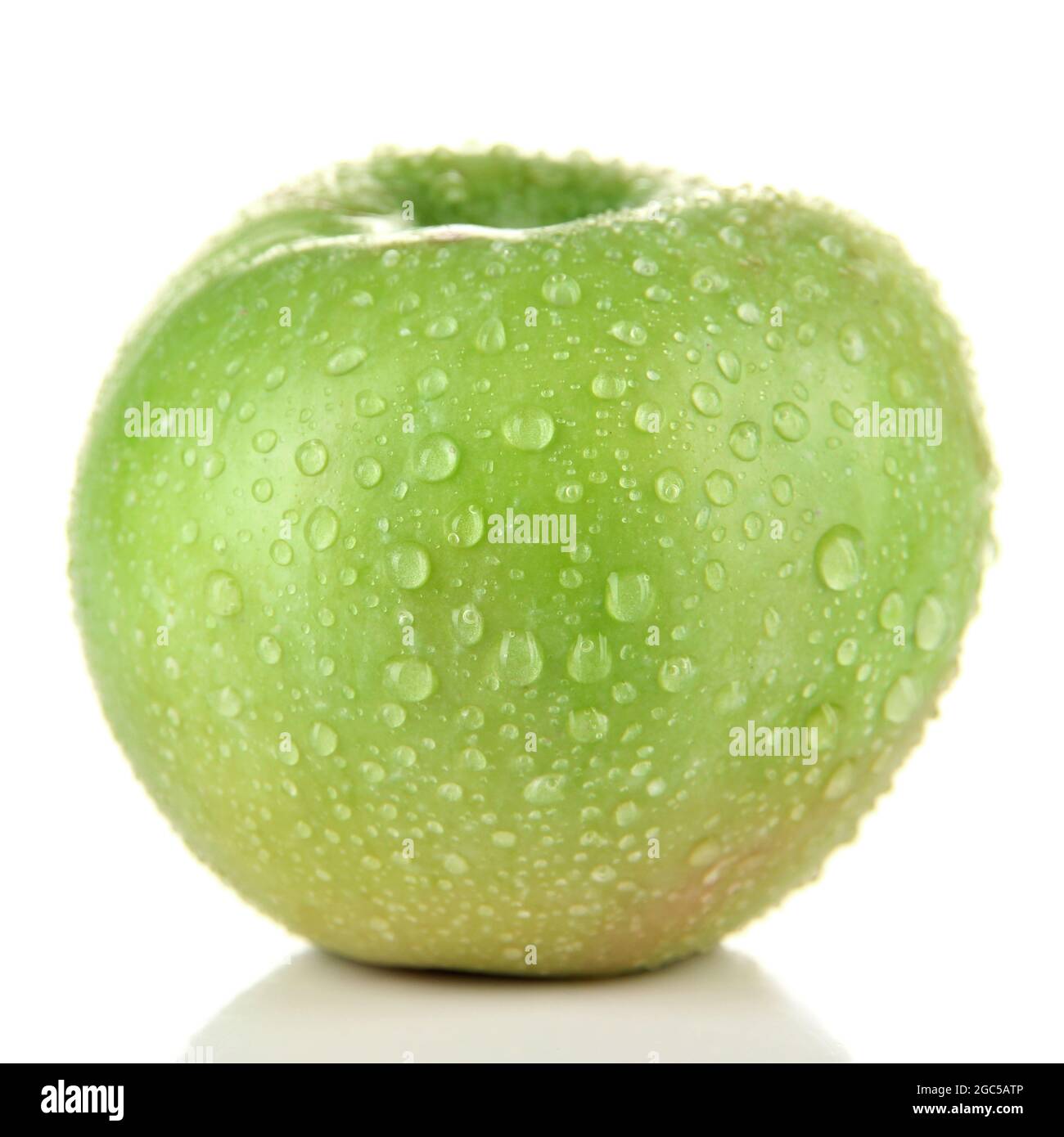 Juicy green apple, isolated on white Stock Photo - Alamy