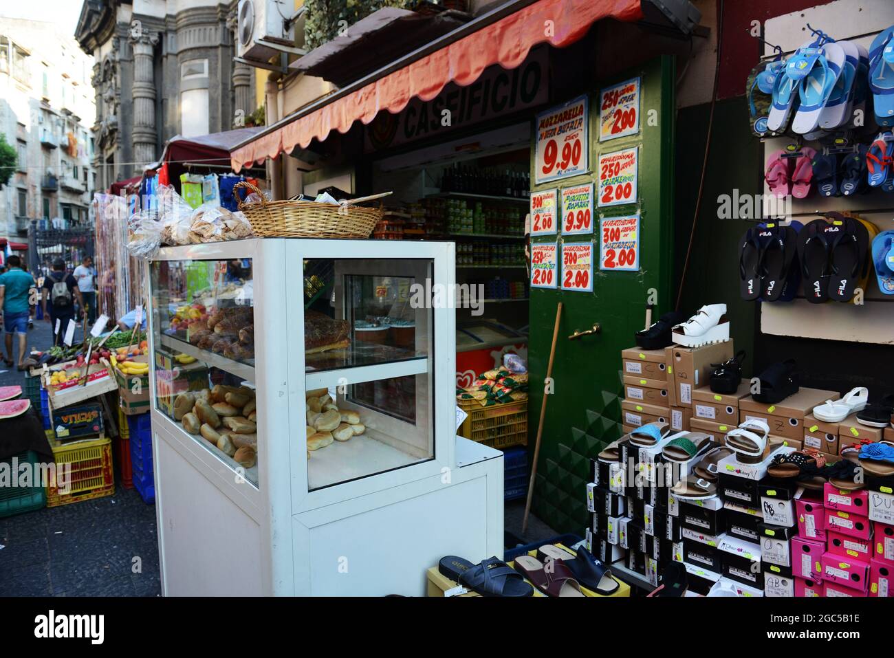 Small grocery shop hi-res stock photography and images - Alamy