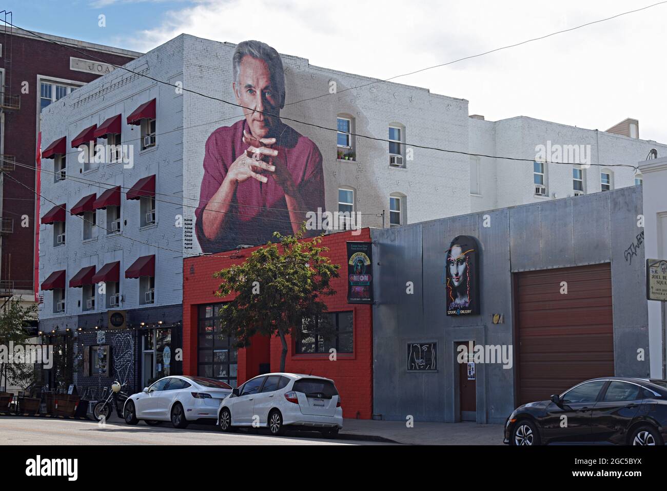 The American Hotel and Ed Ruscha mural by Kent Twitchell. The Arts ...