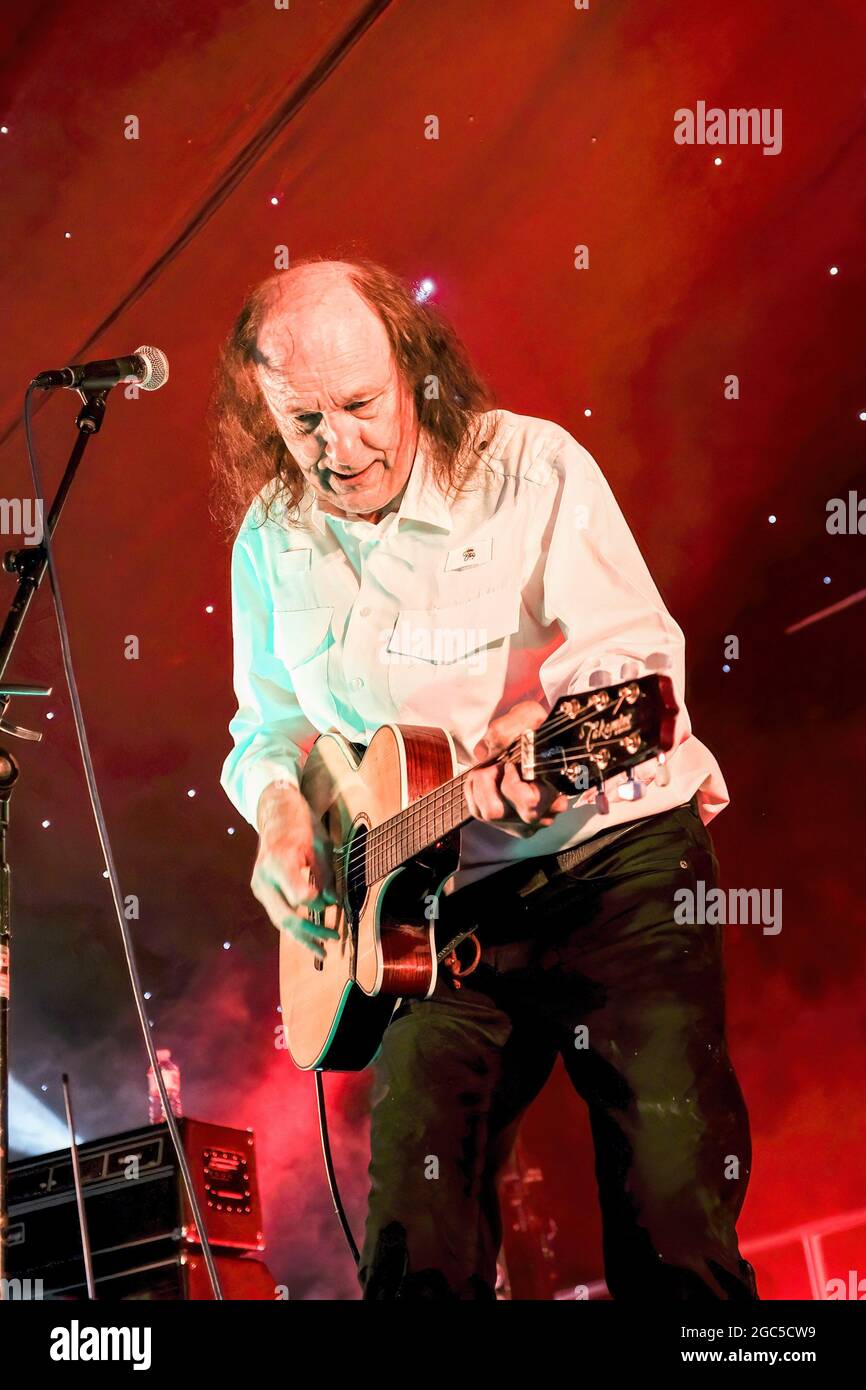 English pop guitarist hi-res stock photography and images - Alamy