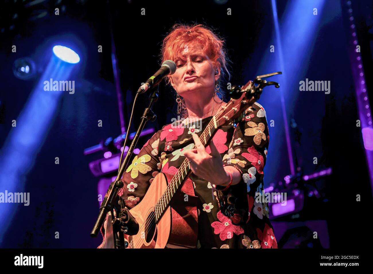 Scottish folk singer songwriter eddi reader hi-res stock photography ...