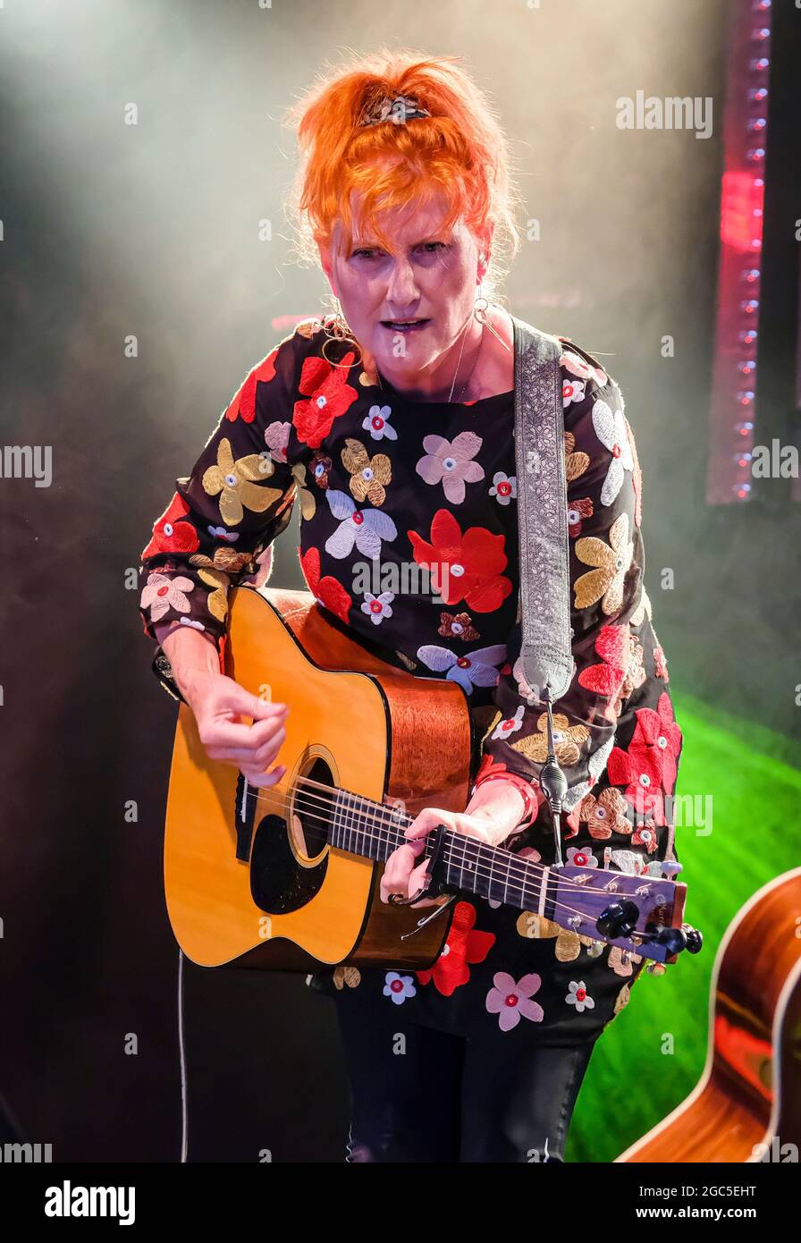 Former guitarist pop group hi-res stock photography and images - Alamy