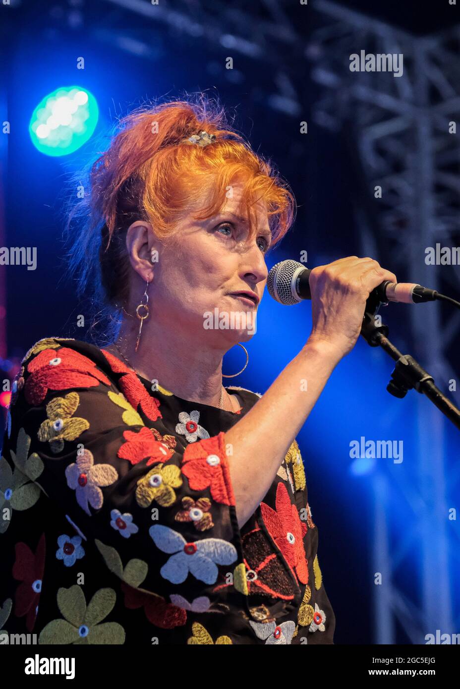Scottish folk singer songwriter eddi reader hi-res stock photography ...