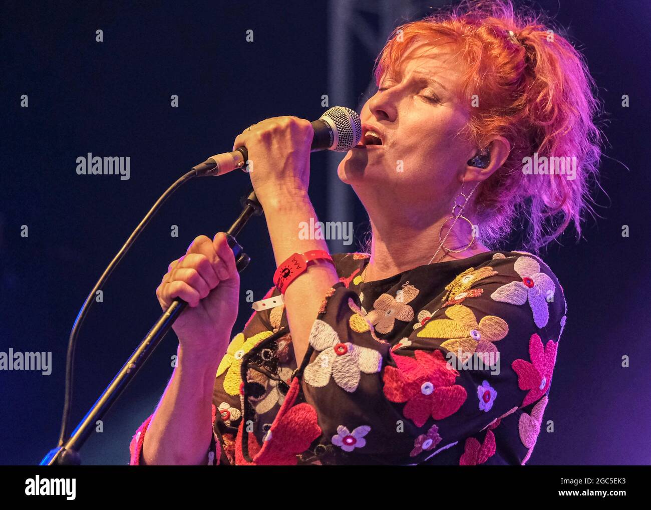 Former guitarist pop group hi-res stock photography and images - Alamy