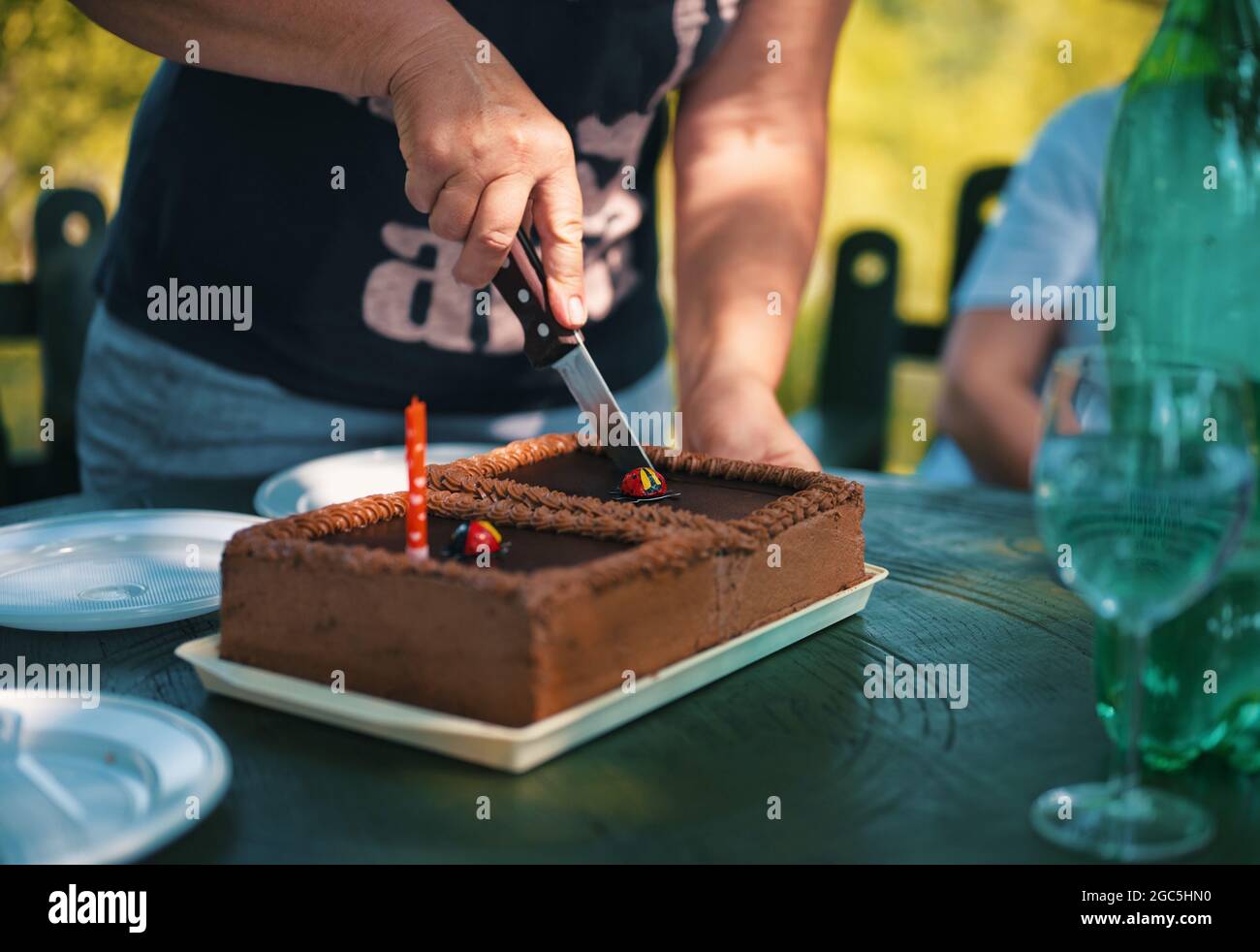 Cutting slice birthday cake closeup hi-res stock photography and images ...