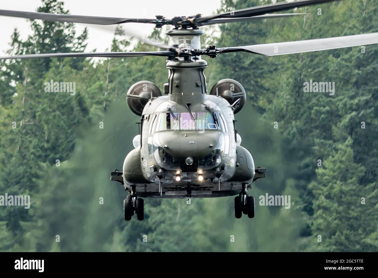 Chinook low fly hi-res stock photography and images - Alamy