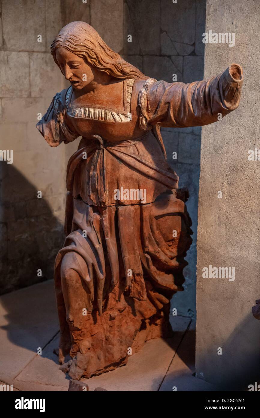Medieval statues hi-res stock photography and images - Alamy