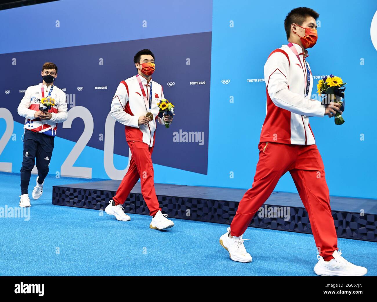 Tokyo, Japan. 7th Aug, 2021. Cao Yuan (C) and Yang Jian (R) of China ...