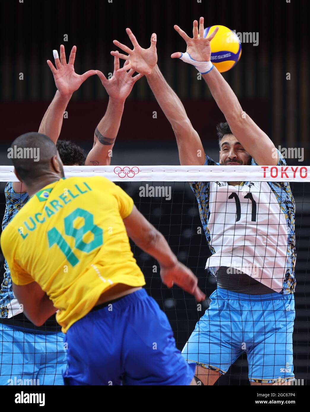 Tokyo, Japan. 7th Aug, 2021. Sebastian Sole (R) of Argentina blocks the ...