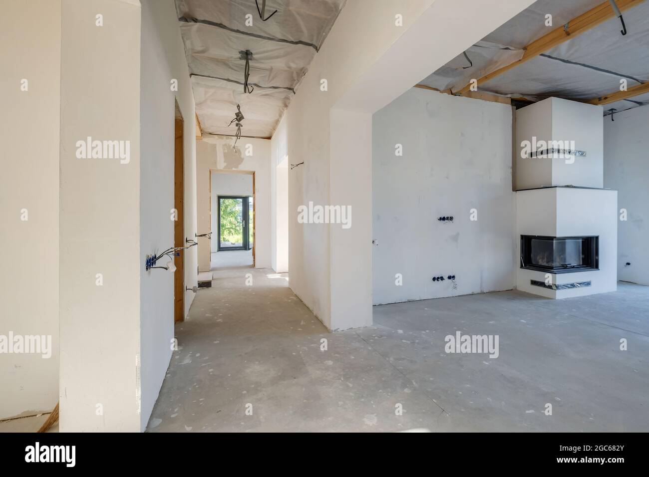 Empty unfurnished corridor room with minimal preparatory repairs ...