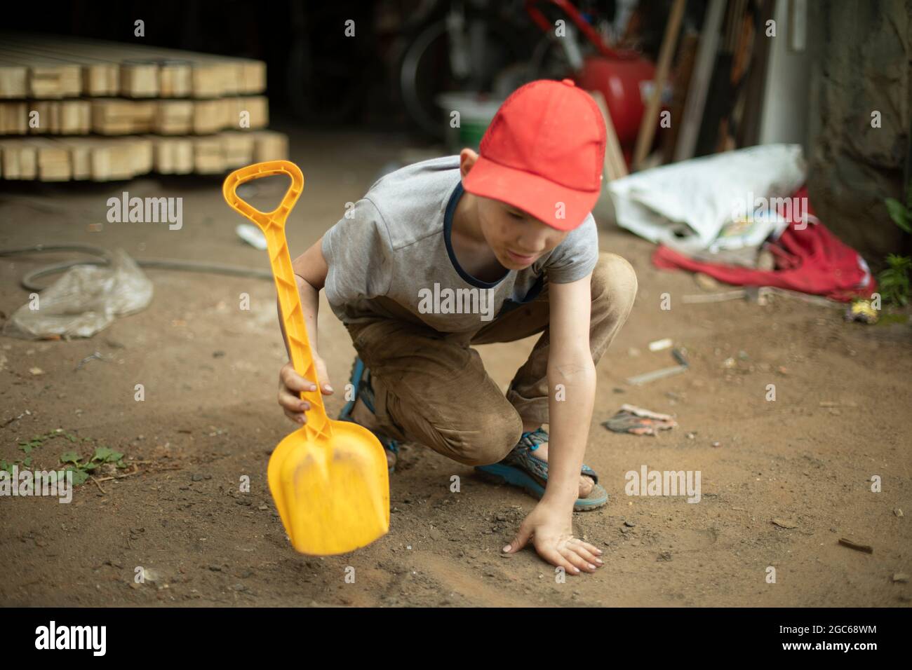 Child digging in the sand hi-res stock photography and images - Alamy