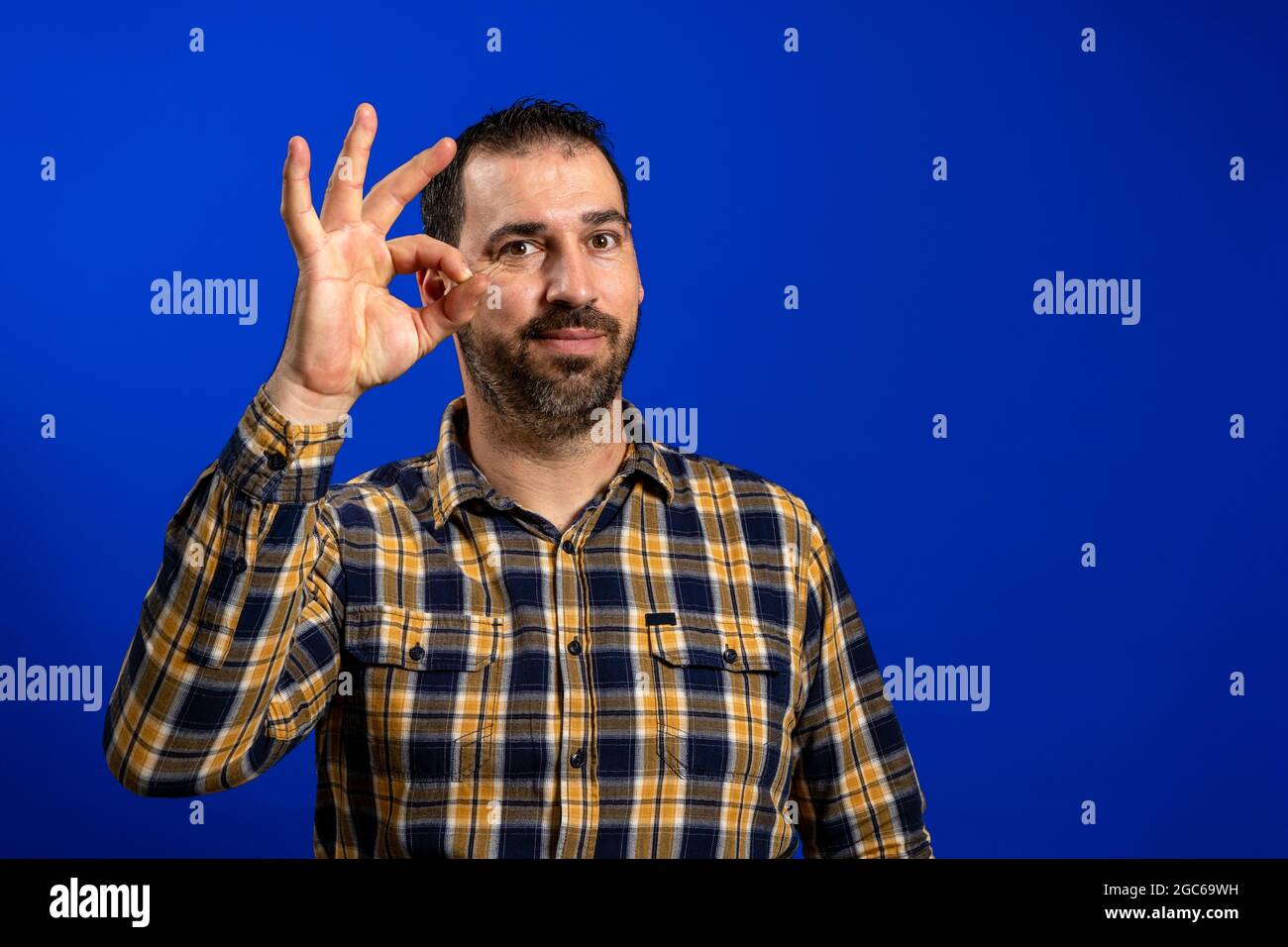 Casual man raises hand hi-res stock photography and images - Alamy