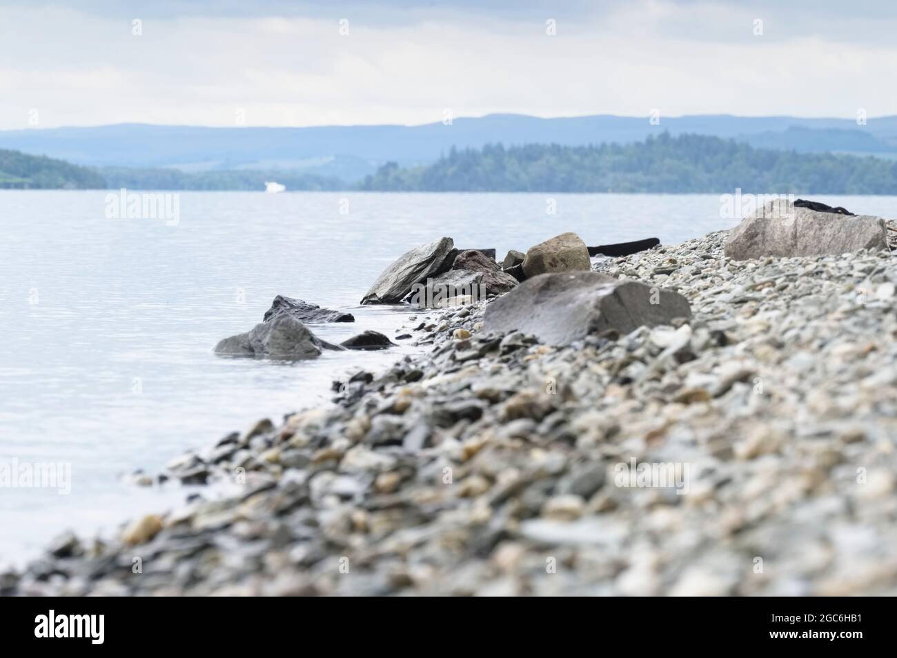 The shore of Culag beach on Loch Lomond Stock Photo - Alamy