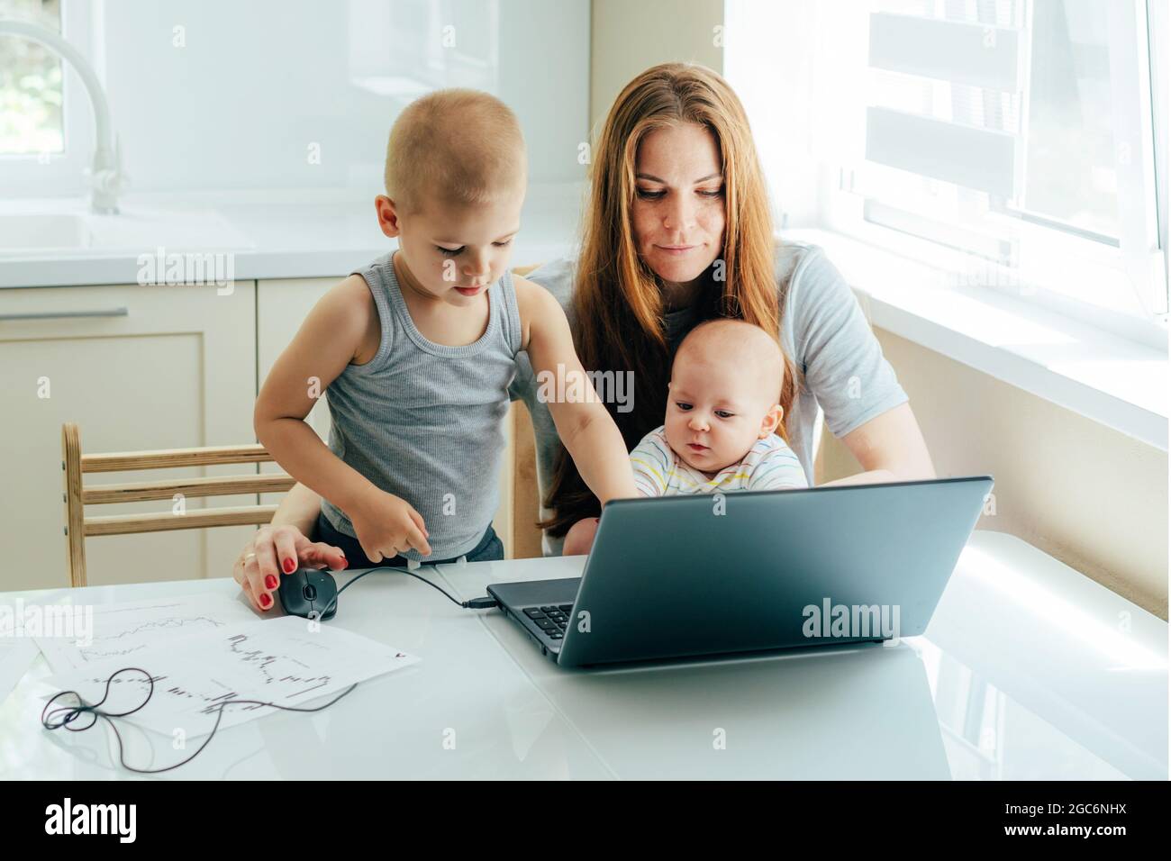 Cartoon woman with computer hi-res stock photography and images - Alamy