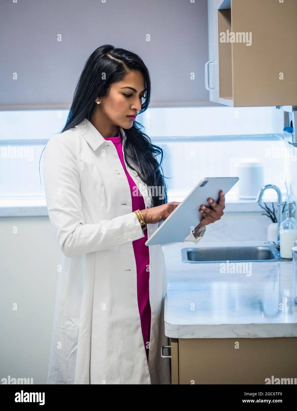 Female doctor with medical documents Stock Photo - Alamy