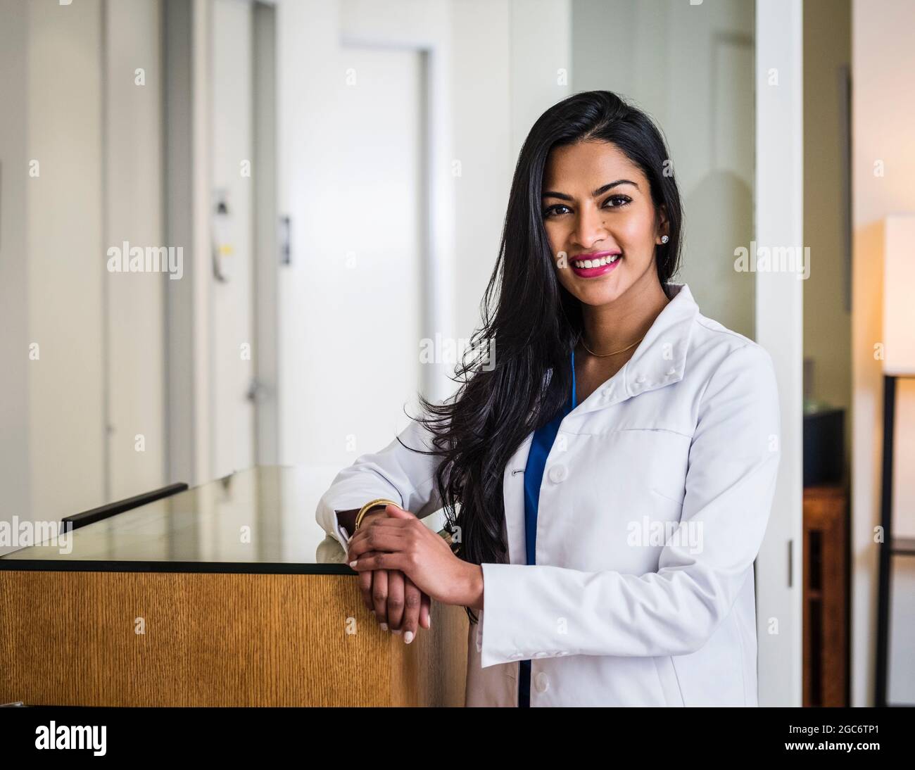 Portrait of female doctor at reception desk Stock Photo - Alamy