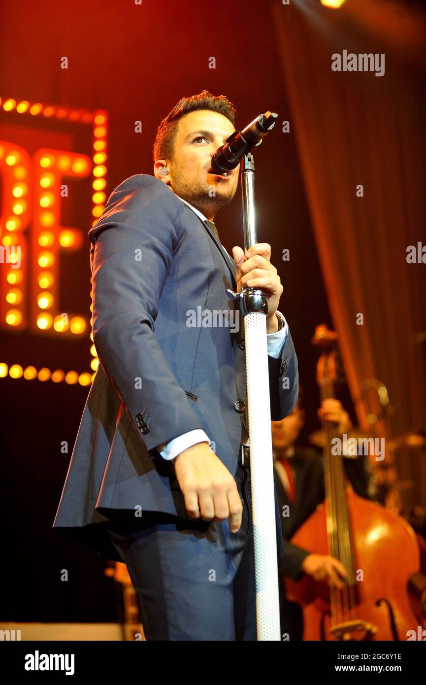 Tv girl gig show hi-res stock photography and images - Alamy