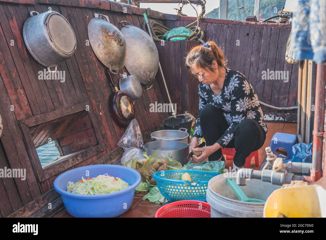 Vietnamese woman cooking food on the boat. Halong Bay, Vietnam Asia ...