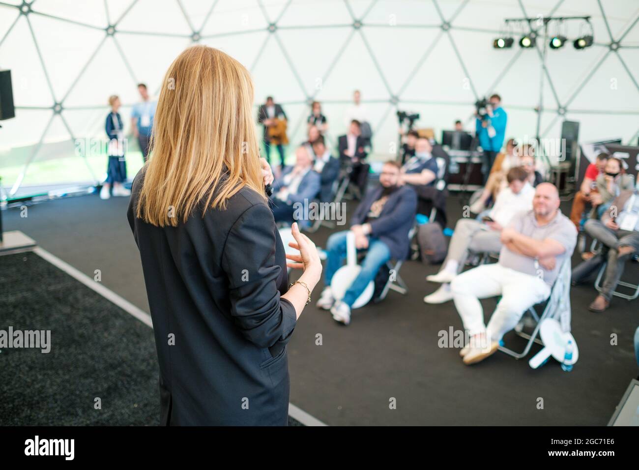 Startup girl leader speaks at pitch session Stock Photo - Alamy