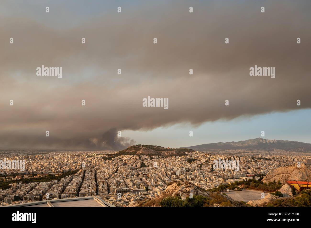 Athens, August 3rd 2021: Clouds from a forest fire near the northern ...