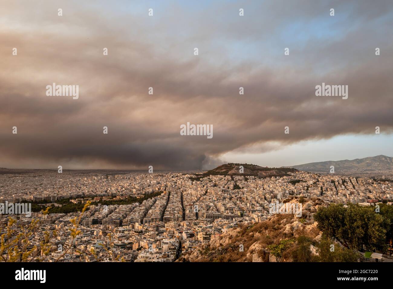 Athens, August 3rd 2021: Clouds from a forest fire near the northern ...