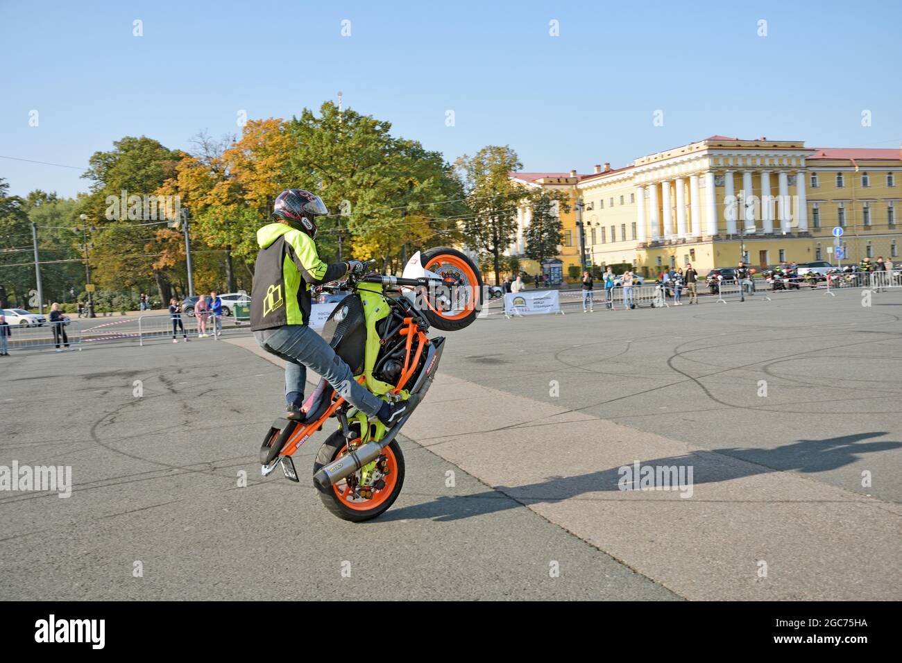 Dangerous stunts hi-res stock photography and images - Alamy