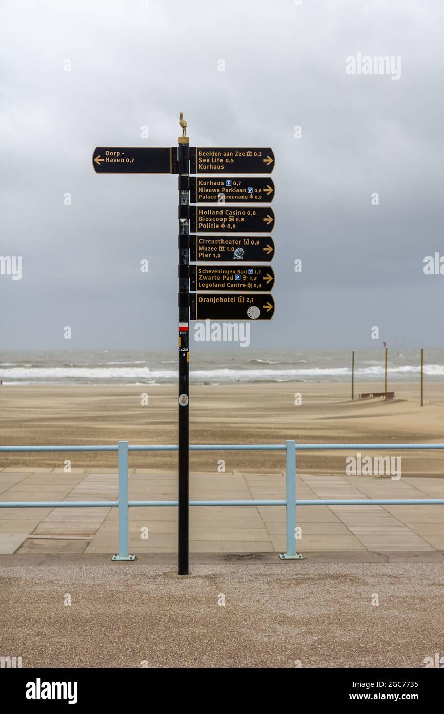 Walking pedestrian symbol hi-res stock photography and images - Alamy