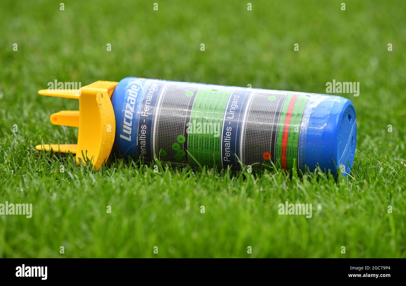 Notes taped to Everton's Jordan Pickford' water bottle during of the ...