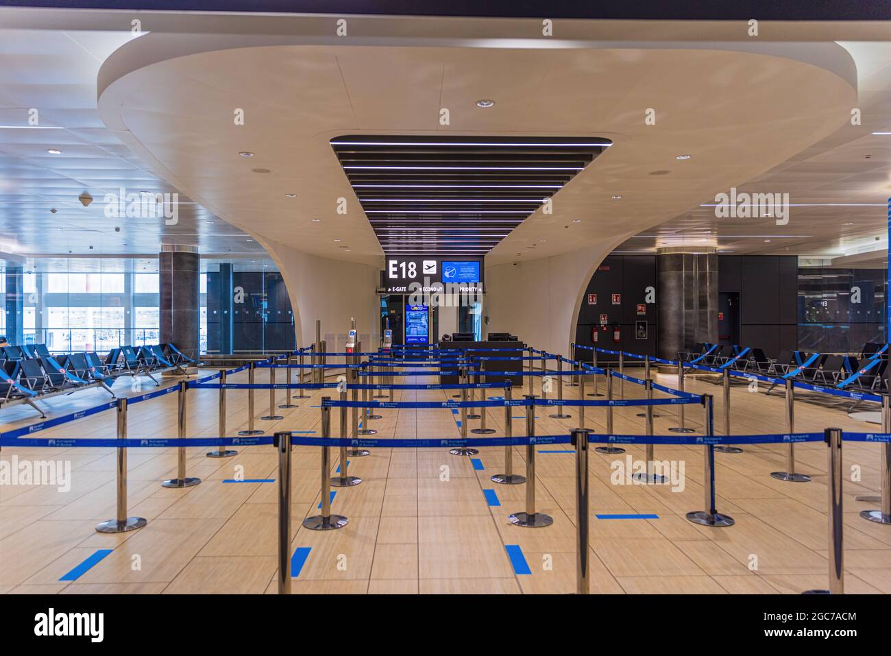 Airport security gate hi-res stock photography and images - Alamy
