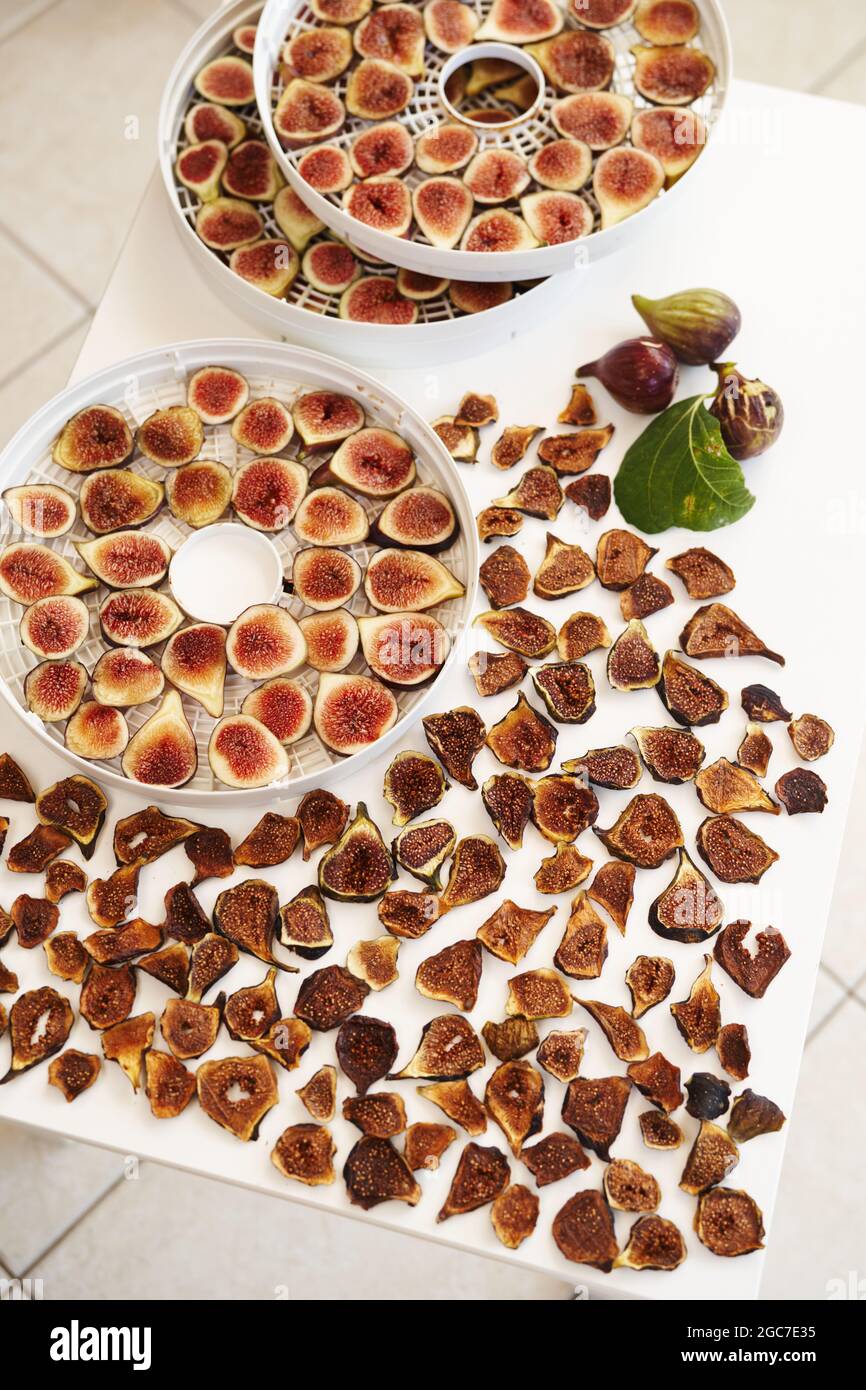 Dried figs on the table next to fresh figs on plates Stock Photo - Alamy