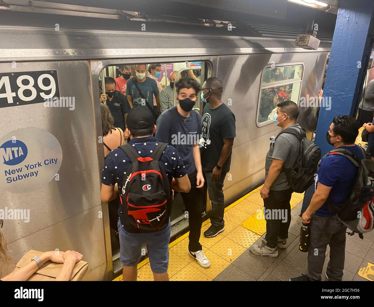 Getting off the train at Union Square/14th Street subway station in ...