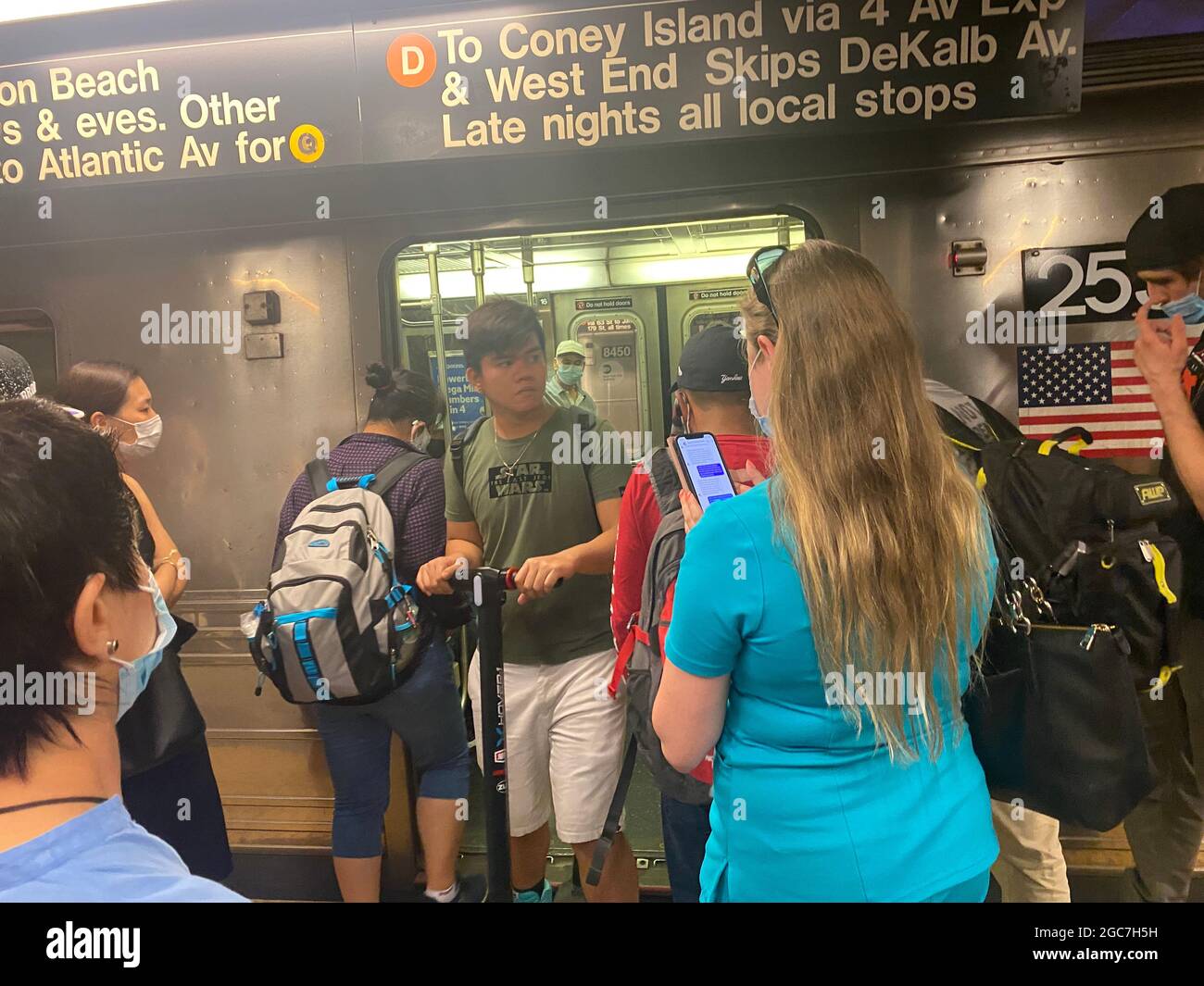 People entering and exiting a subway train at 34th Street in Manhattan ...