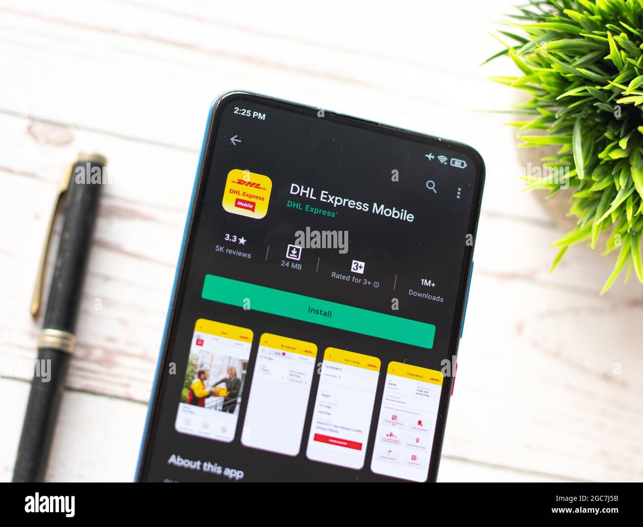 Dhl logo icon hi-res stock photography and images - Alamy