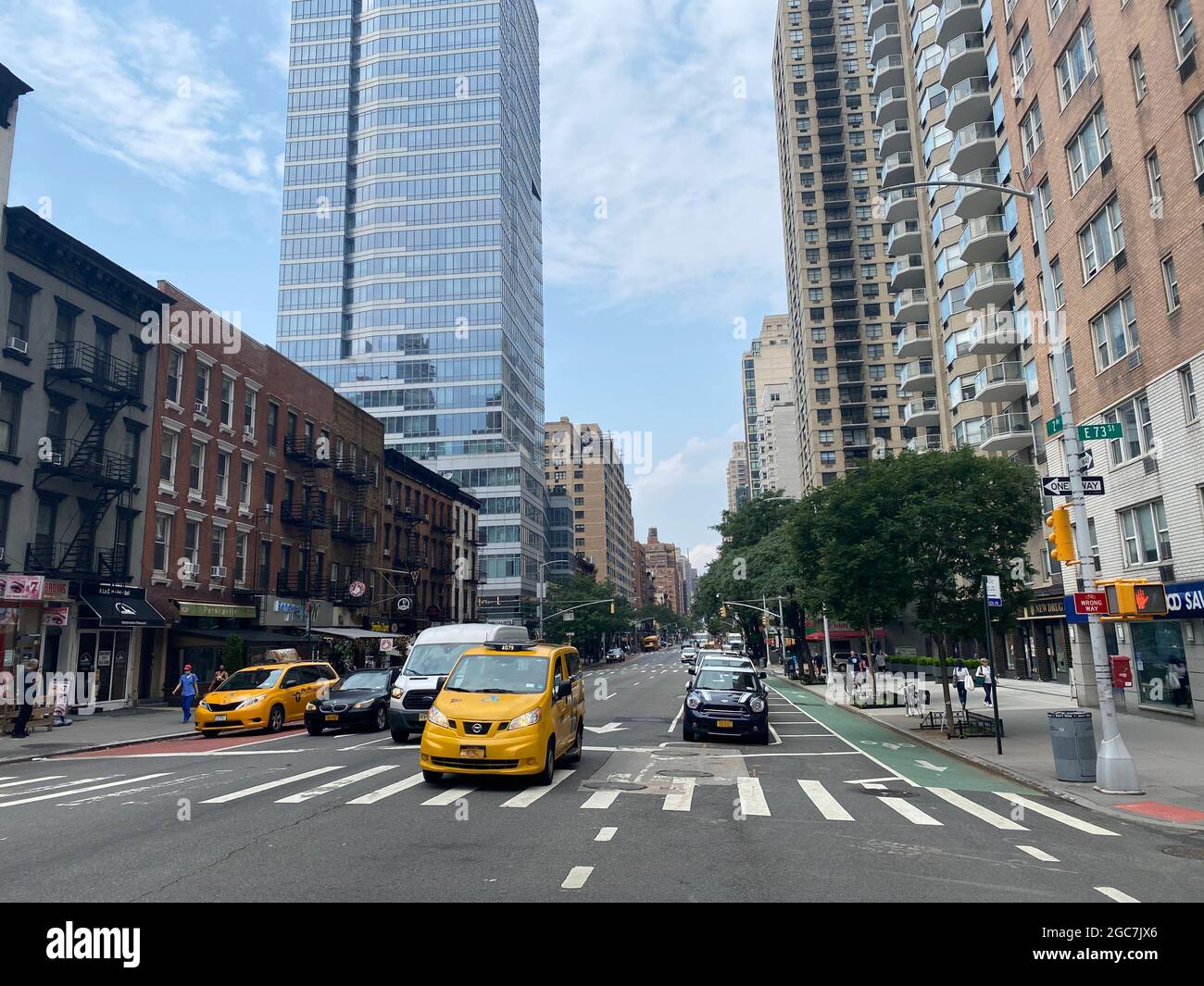 Looking north up 2nd Avenue at 73rd Street on the Upper East Side of ...