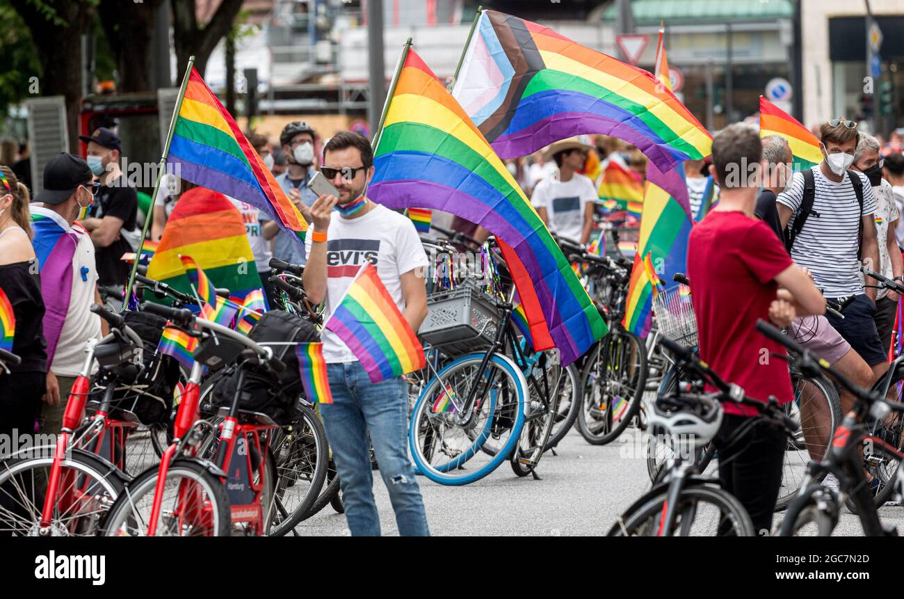 Hamburg, Germany. 07th Aug, 2021. Cyclists wait for the start of the ...