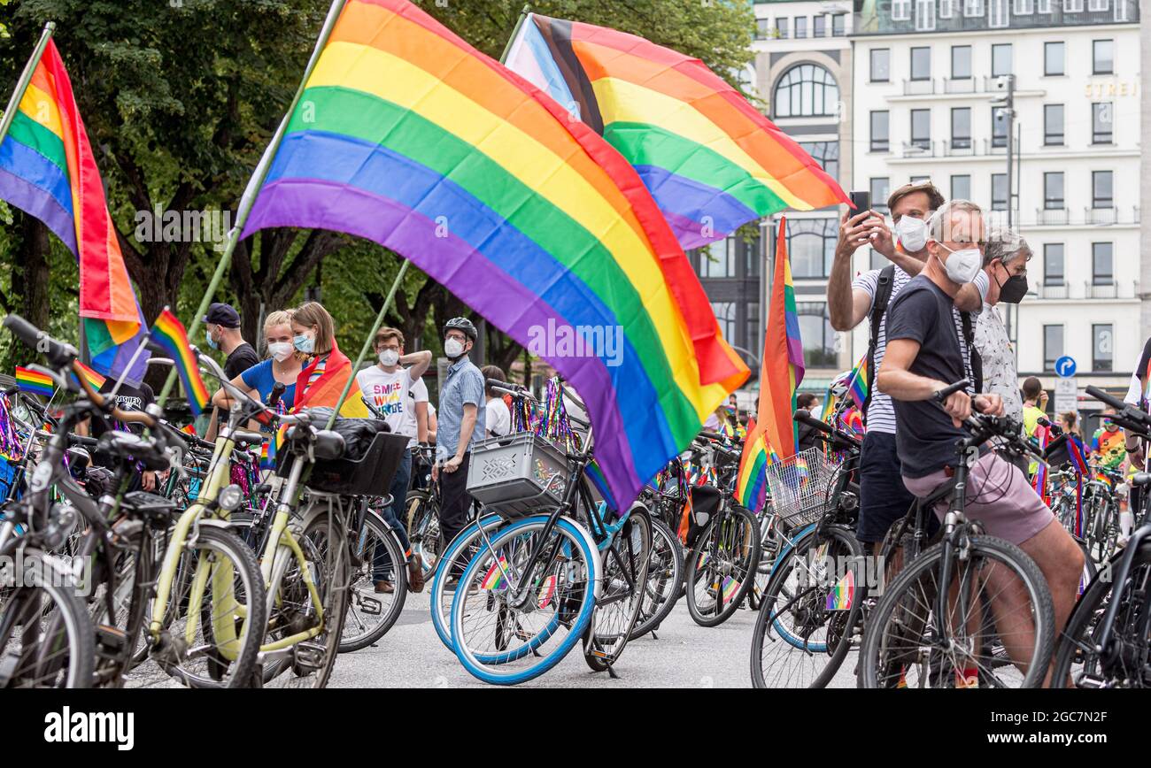 Hamburg, Germany. 07th Aug, 2021. Cyclists wait for the start of the ...