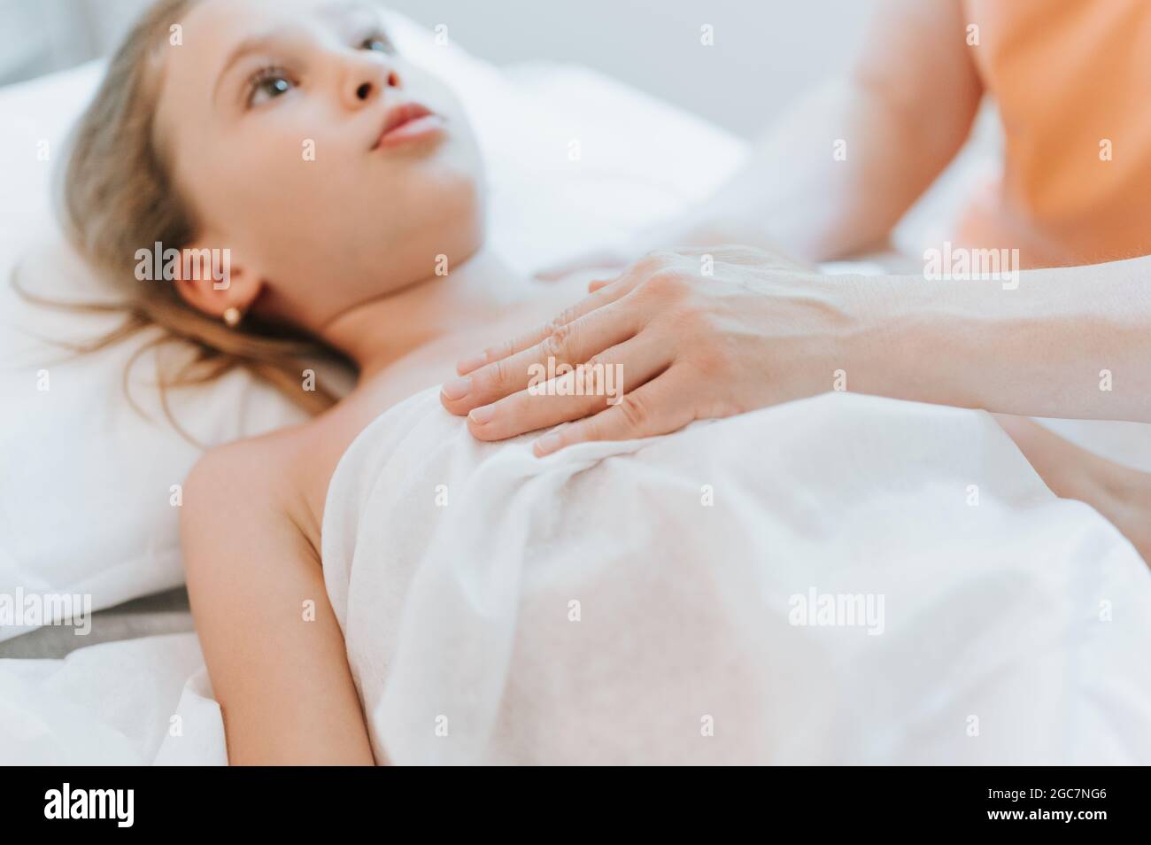 real doctor osteopath hands does physiological and emotional therapy ...