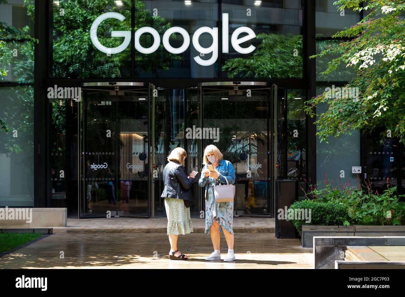 Google employees at work hi-res stock photography and images - Alamy