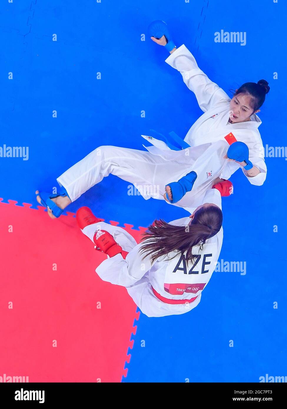 Tokyo, Japan. 7th Aug, 2021. Gong Li (top) of China competes against ...