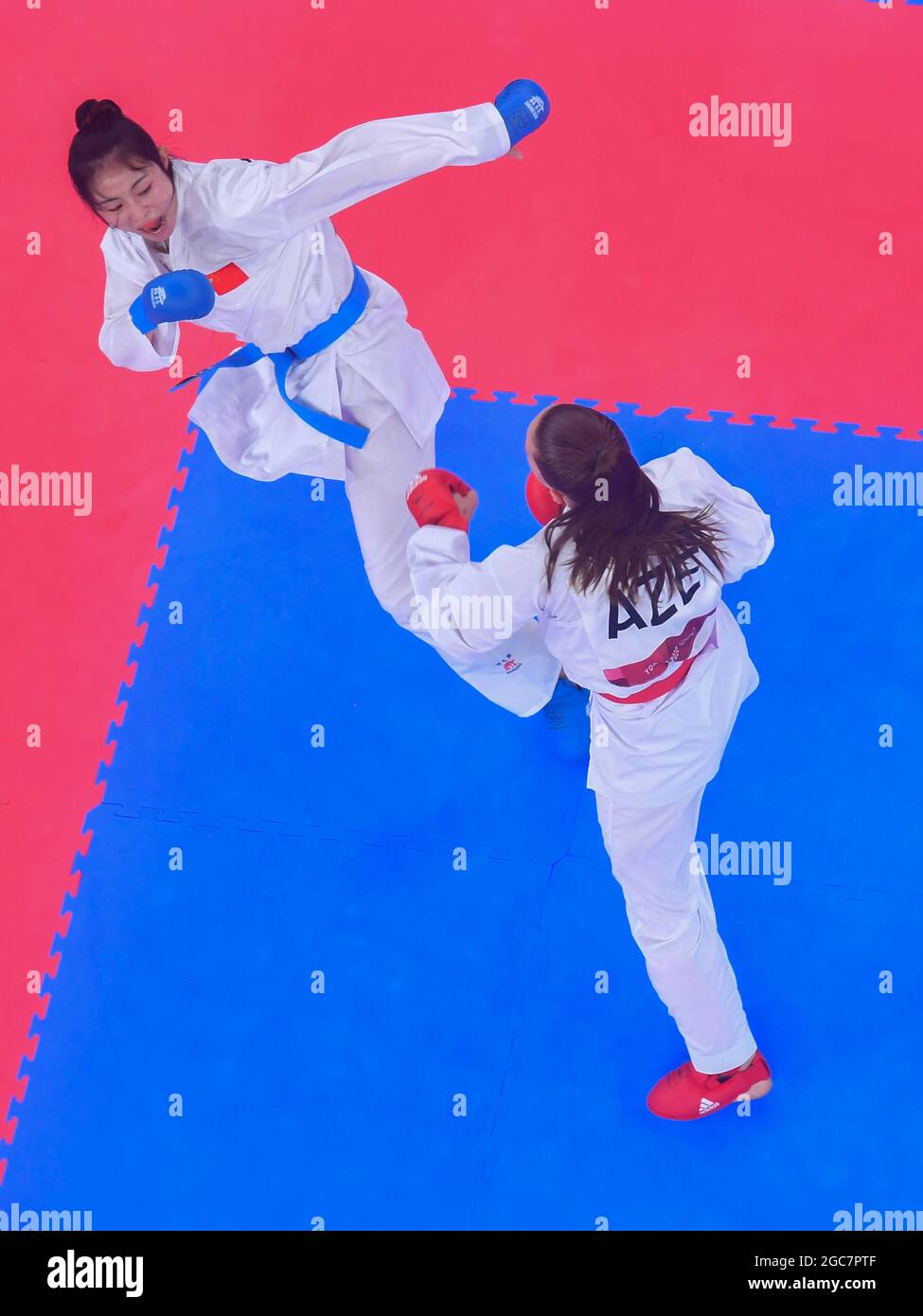 Tokyo, Japan. 7th Aug, 2021. Gong Li (L) of China competes against ...