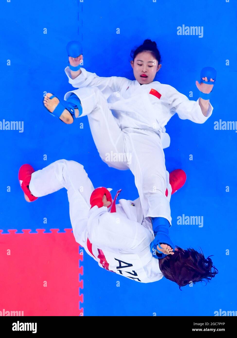 Tokyo, Japan. 7th Aug, 2021. Gong Li (top) of China competes against ...