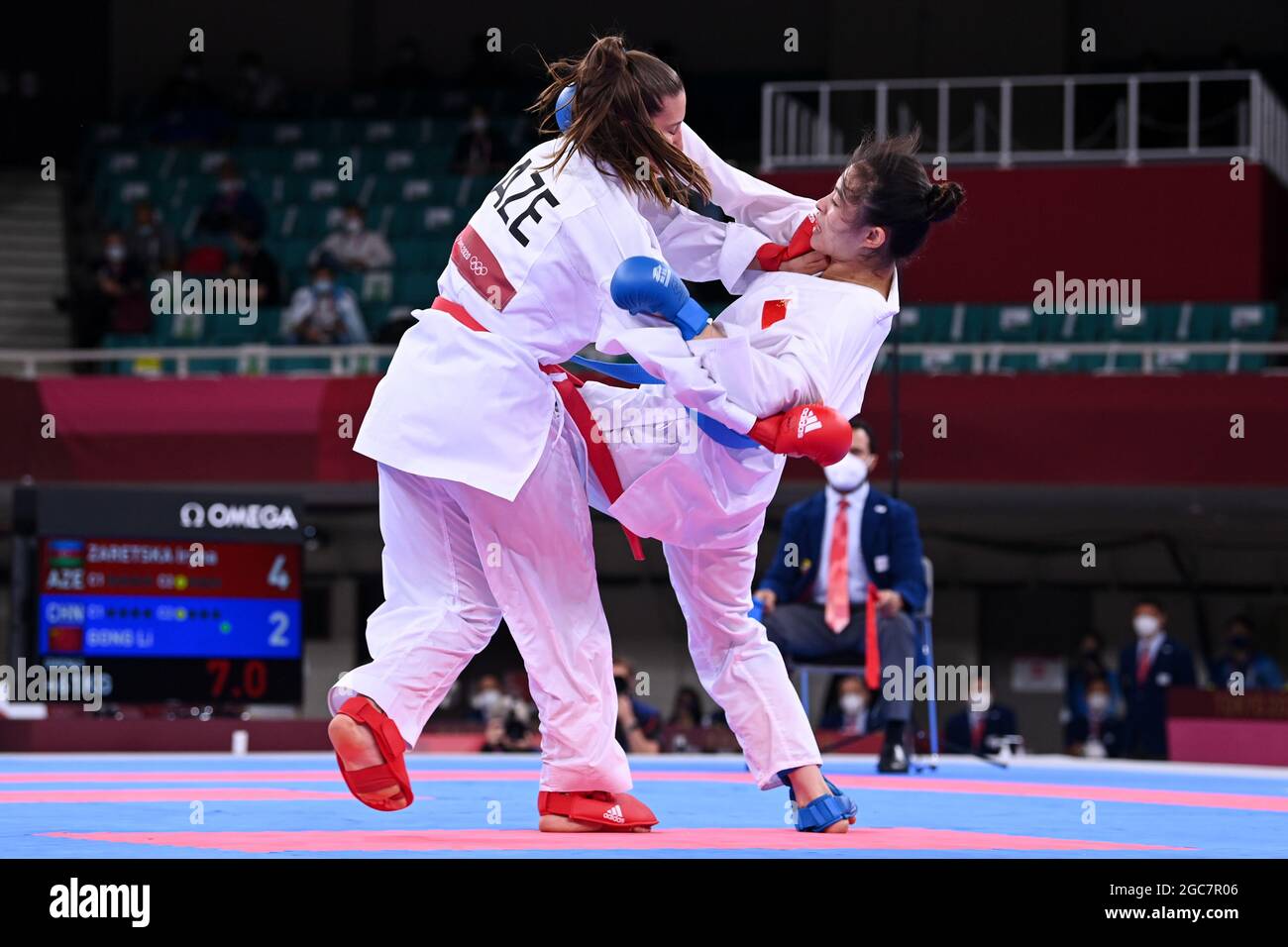 Tokyo, Japan. 7th Aug, 2021. Gong Li (R) of China competes against ...