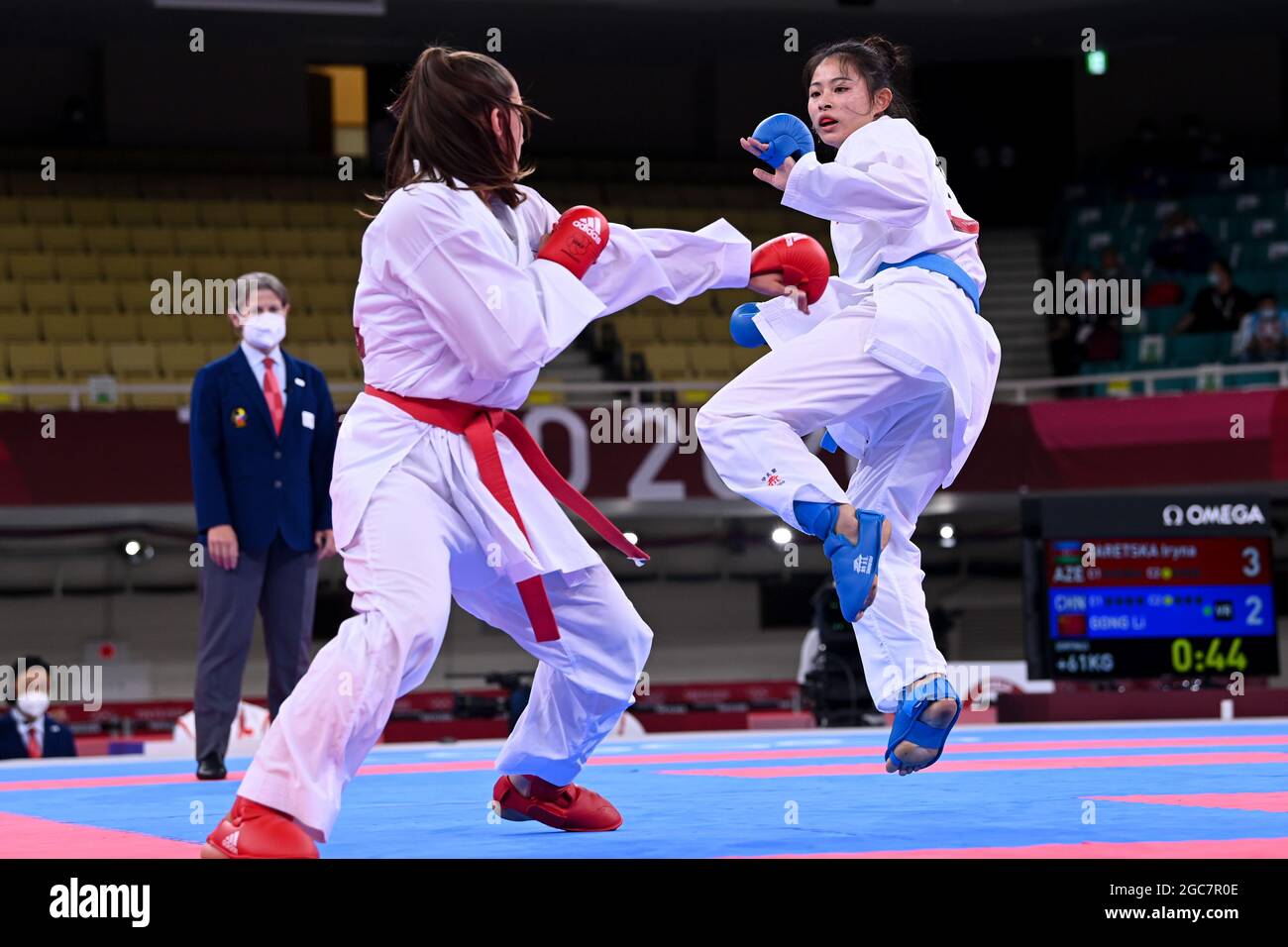 Tokyo, Japan. 7th Aug, 2021. Gong Li (R) of China competes against ...